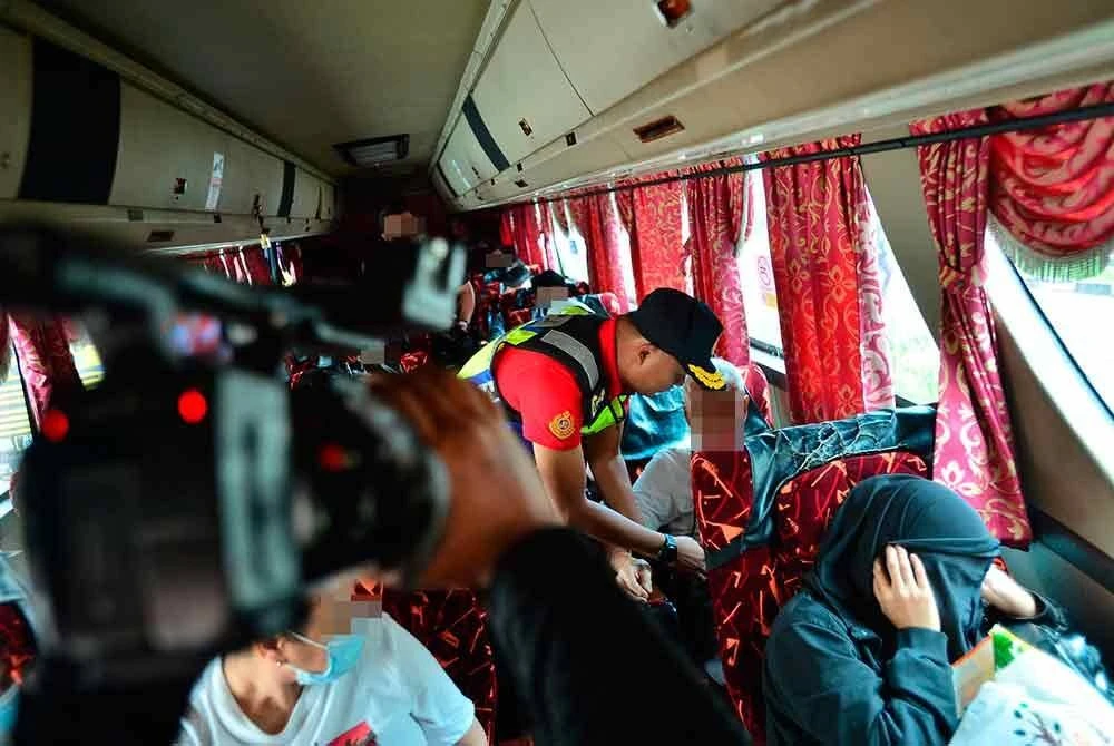 Penumpang bas disaman kerana enggan pakai tali pinggang keledar | Makkal Osai - மக்கள் ஓசை